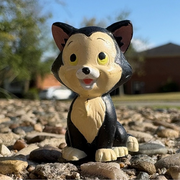 Disney | Toys | Disney Figero Black And Cream Cat Figurine 5 Inches ...